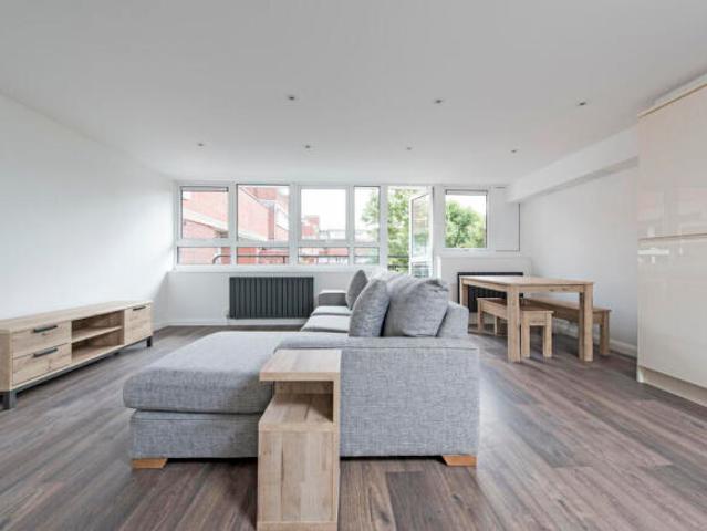 3 bedroom flat for rent in Goulden House, Bullen Street, London, SW11
