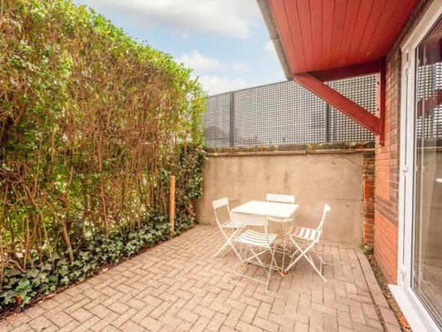 3 bedroom flat for rent in Gladebury Court, Wimbledon, London, SW19