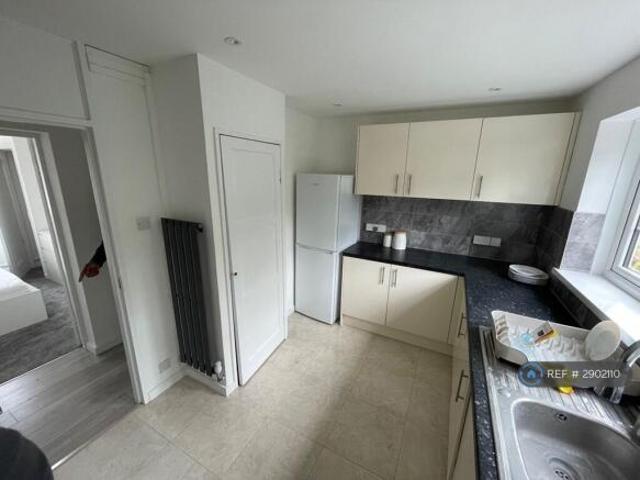 3 bedroom flat for rent in Gladstone Avenue, London, N22