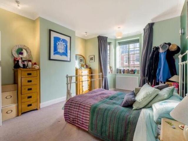 3 bedroom flat for rent in Glenmore Road, Belsize Park, NW3