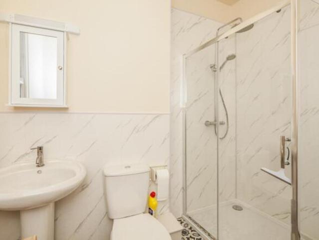 3 bedroom flat for rent in Grove Lane Camberwell SE5