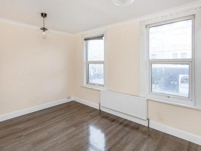 2 bedroom flat for rent in Grove Lane London SE5