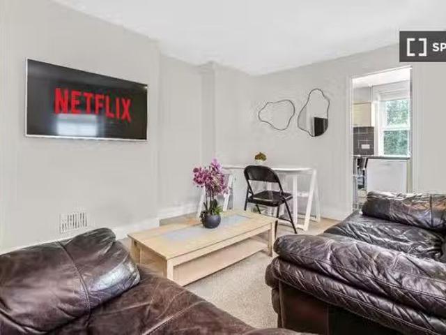 3 bedroom flat for rent in Grove, London