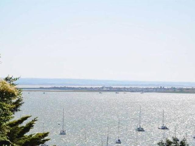3 bedroom flat for rent in Grand Parade Leighonsea Essex SS9