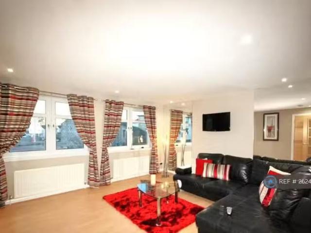 3 bedroom flat for rent in Grandholm Crescent, Aberdeen, AB22