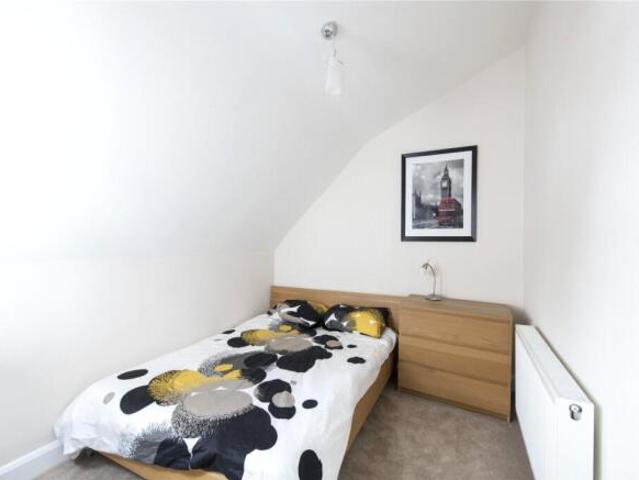 3 bedroom flat for rent in Granfield Street, London, SW11