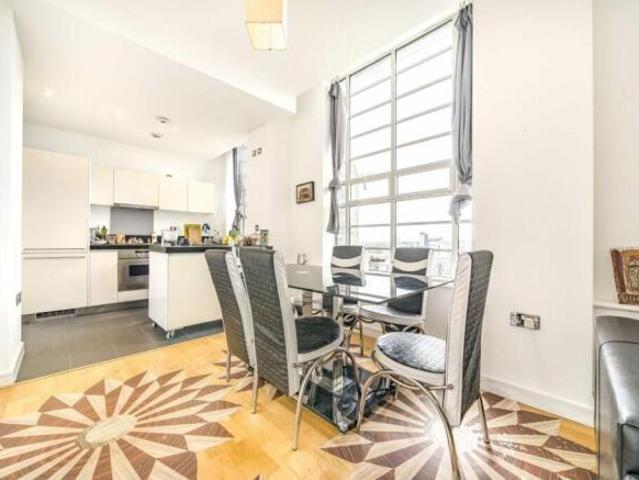 3 bedroom flat for rent in Great West Road, Brentford, TW8