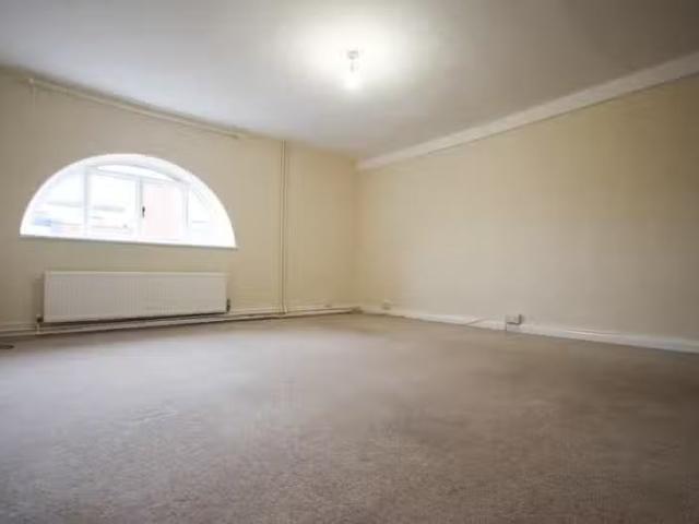 3 bedroom flat for rent in Great North Road, Hatfield, AL9