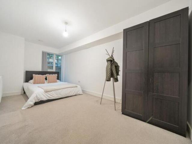 3 bedroom flat for rent in Green Dale London SE5