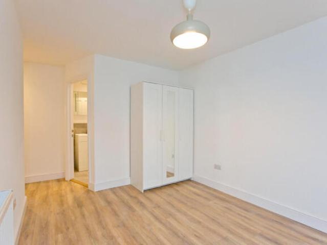 3 bedroom flat for rent in Green Lanes, London, N8