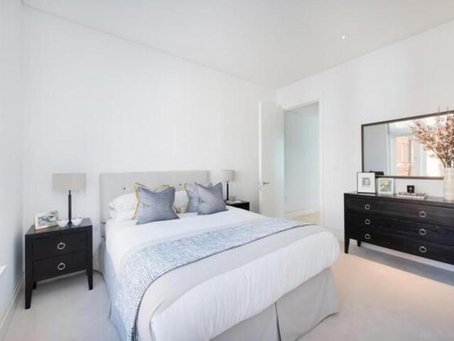 3 bedroom flat for rent in Green Street, London, W1K