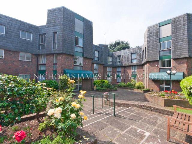 3 bedroom flat for rent in Greenacre Walk, Southgate, London N14