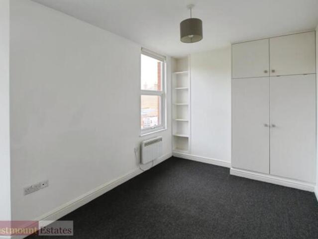 3 bedroom flat for rent in Greenvale Road, Eltham, SE9