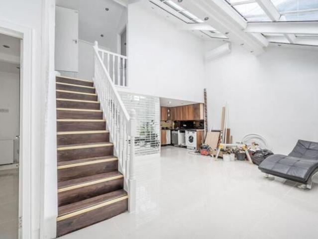 3 bedroom flat for rent in Gunter Grove, Chelsea, London, SW10