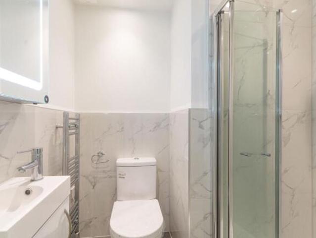 3 bedroom flat for rent in Gunnersbury Avenue, Ealing, London, W5