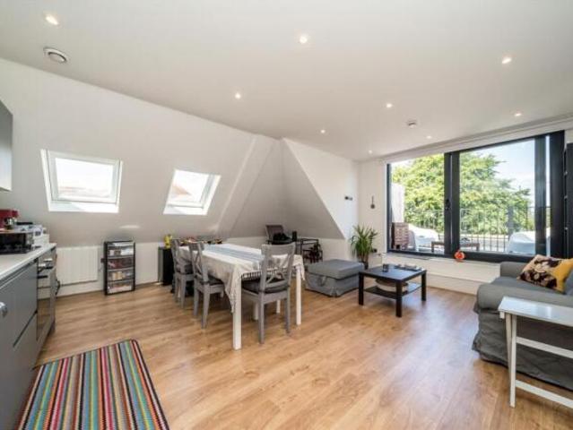 3 bedroom flat for rent in Gunnersbury Avenue, Ealing, W5