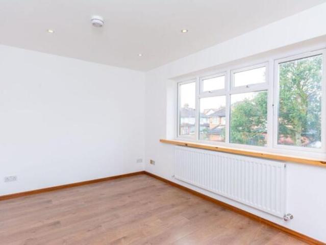 3 bedroom flat for rent in Gunnersbury Lane, Gunnersbury, London, W3