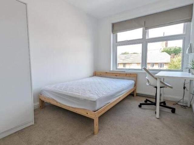 3 bedroom flat for rent in Guildford, Surrey, GU2