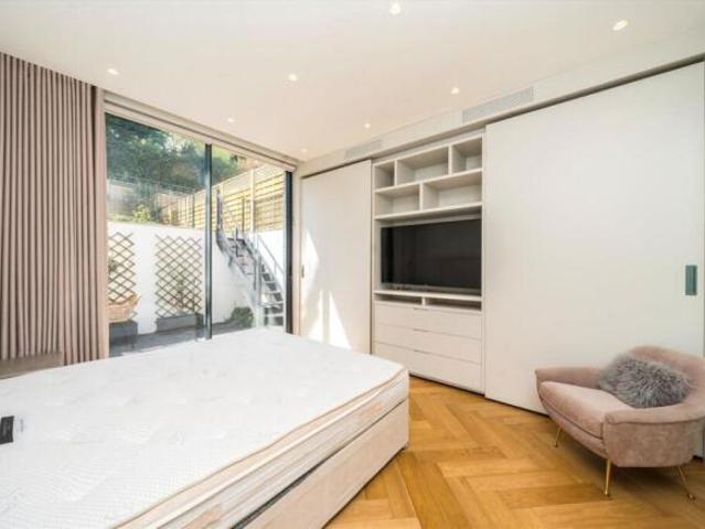 3 bedroom flat for rent in Hampstead Hill Gardens, London, NW3
