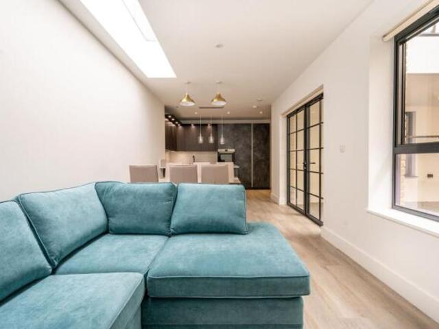 3 bedroom flat for rent in Hampton Road, Forest Gate, London, E7