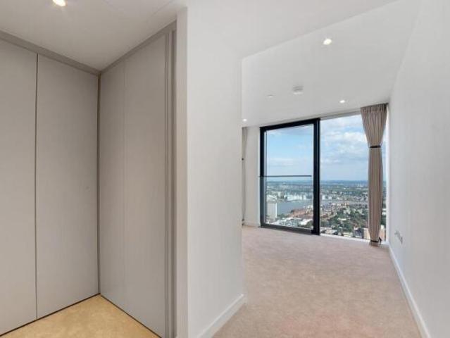 3 bedroom flat for rent in Hampton Tower, London, E14