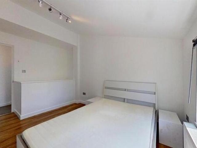 3 bedroom flat for rent in Hanover Road, London, SW19