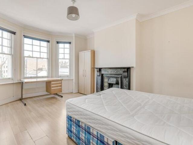 3 bedroom flat for rent in Hackford Road, Vassall, SW9