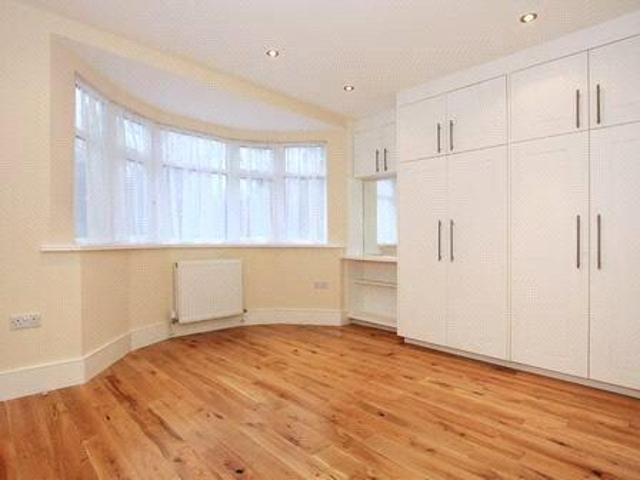 3 bedroom flat for rent in Hadley Way, Winchmore Hill, London, N21