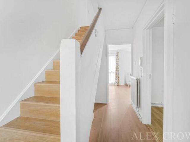 3 bedroom flat for rent in Hale Gardens, N17