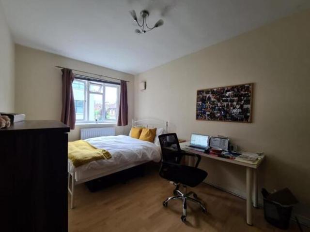 3 bedroom flat for rent in Halling House 3 bed by Kings, SE1