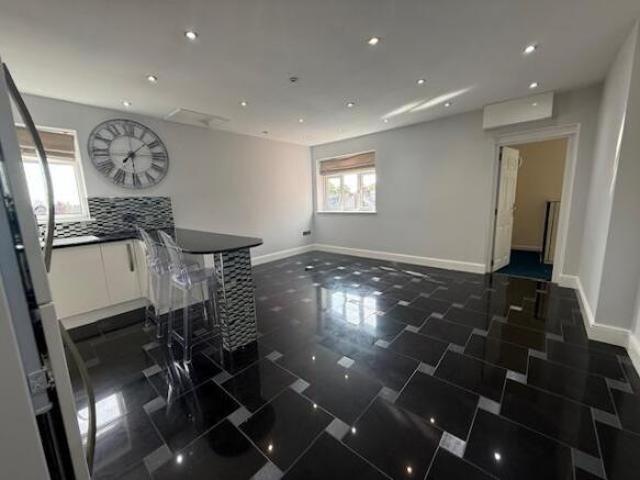 3 bedroom flat for rent in Harefield Road, Stoke, Coventry, CV2