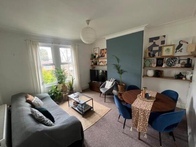3 bedroom flat for rent in Harehills Avenue, Leeds, West Yorkshire, LS8