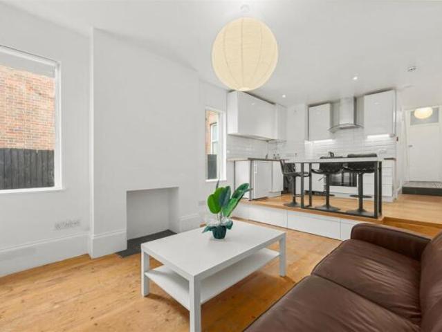 3 bedroom flat for rent in Harlesden Gardens, London, NW10