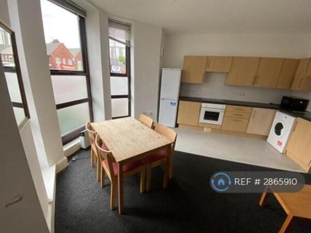 3 bedroom flat for rent in Hathersage Road, Manchester, M13