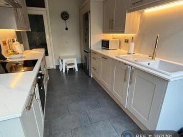 3 bedroom flat for rent in Haven Green Court, London, W5