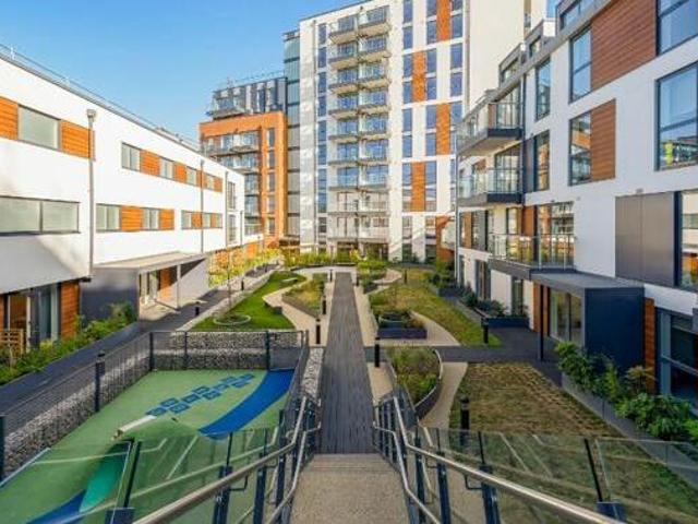 3 Bedroom Flat For Rent In Hayes, Middlesex
