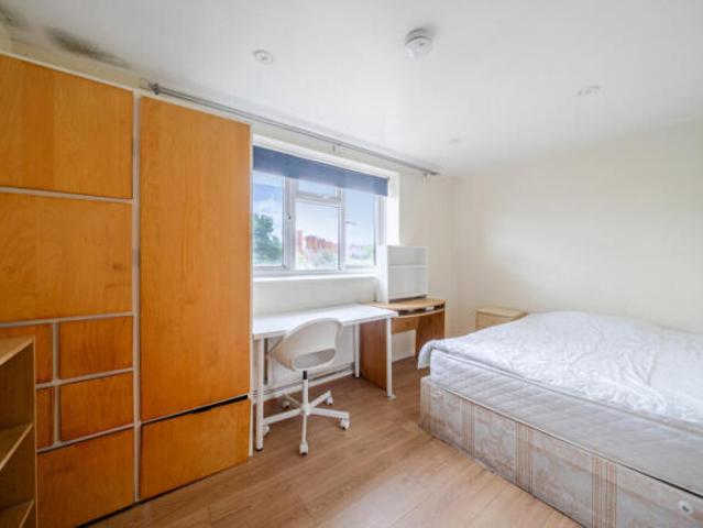 3 bedroom flat for rent in Hazelhurst Road, London, SW17