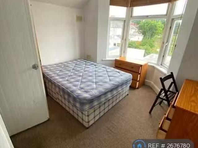 3 bedroom flat for rent in Heath, Cardiff, CF14