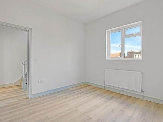 3 bedroom flat for rent in Heber Road, London 3BR, SE22