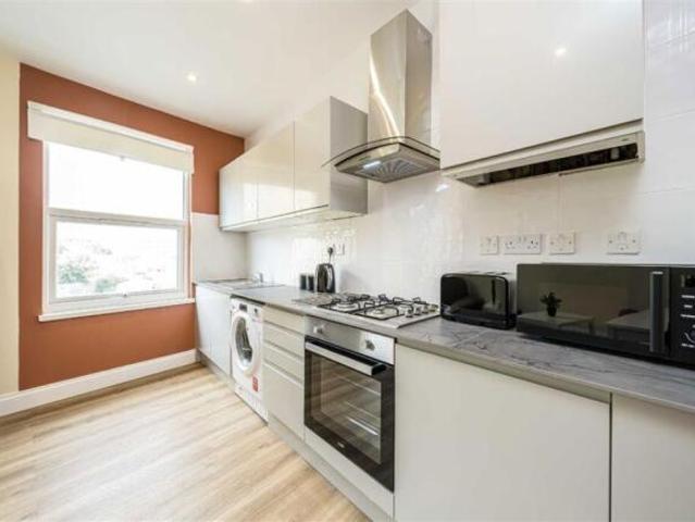3 bedroom flat for rent in Herne Hill Road, London, SE24