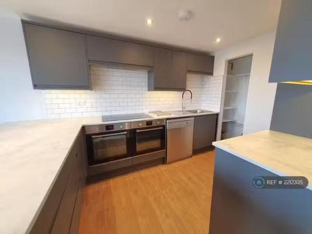 3 bedroom flat for rent in High Kingsdown, Bristol, BS2