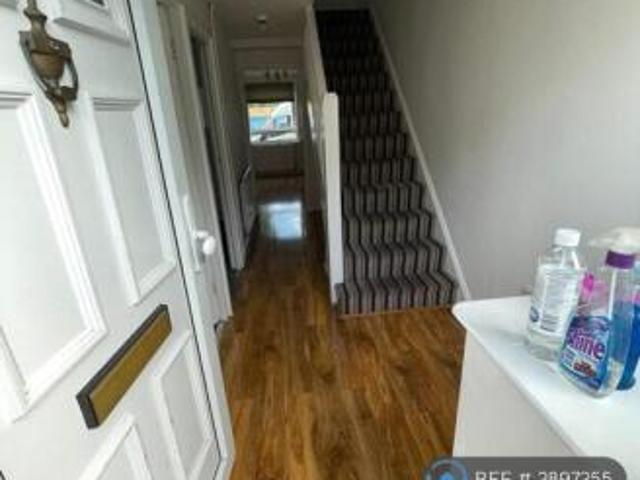 3 bedroom flat for rent in High Road, London, N11