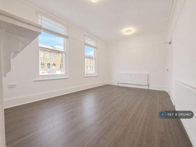 3 bedroom flat for rent in High Road, London, N12
