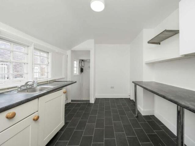 3 bedroom flat for rent in High Road, London, N22