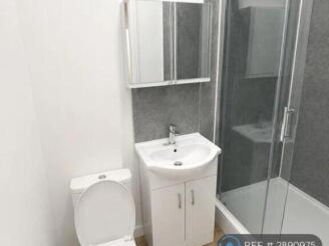 3 bedroom flat for rent in High Road Leytonstone, London, E11
