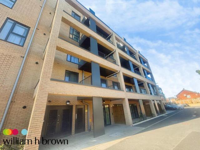 3 bedroom flat for rent in High Road, ROMFORD, RM6