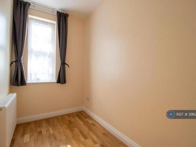 3 bedroom flat for rent in High St South, London, E6