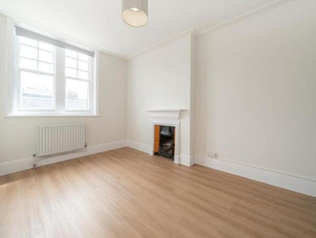 3 bedroom flat for rent in High Street, Teddington, TW11