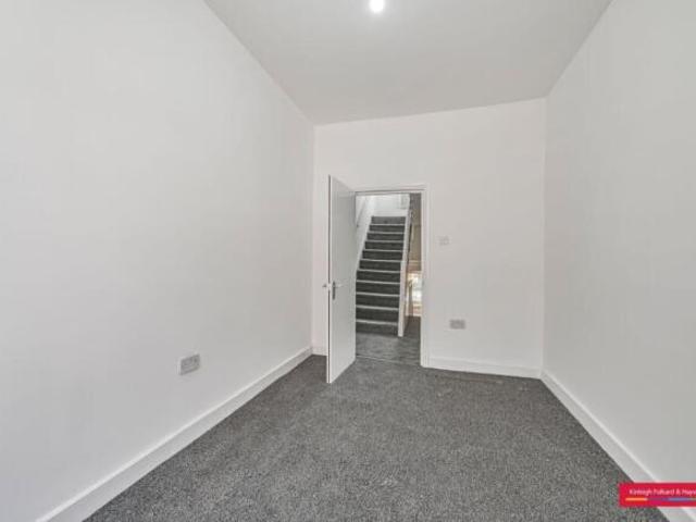 3 bedroom flat for rent in High Street, Acton, London, W3