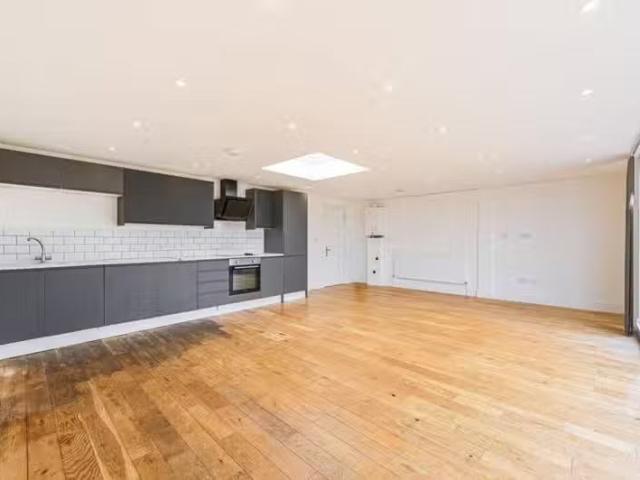 3 bedroom flat for rent in High Street, Orpington, BR6